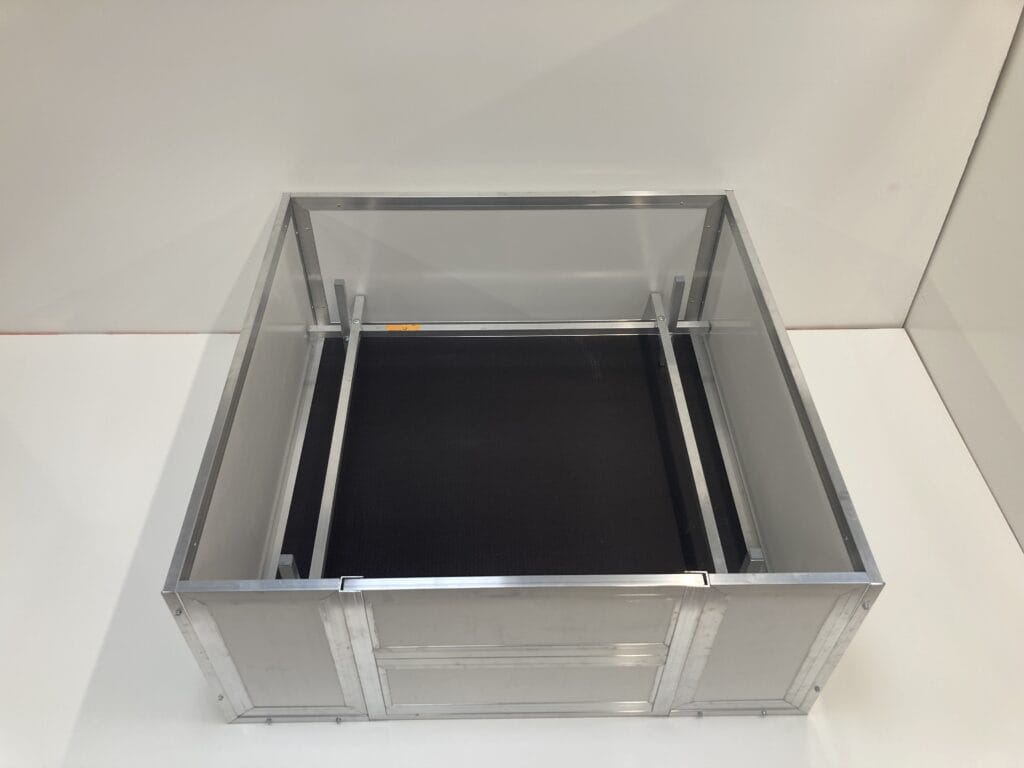 Easy Clean Plastic Insulated Whelping Box With Non Slip Floor - Chicubes